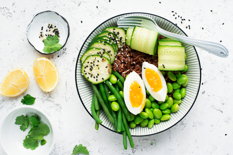Salat av brun ris og grønne bønner | Arono.no