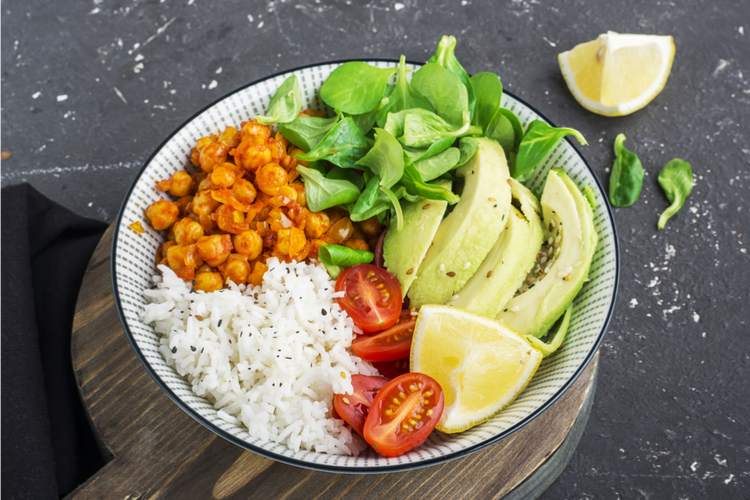 Kom met bruine rijst en pikante kikkererwten | Arono.nl