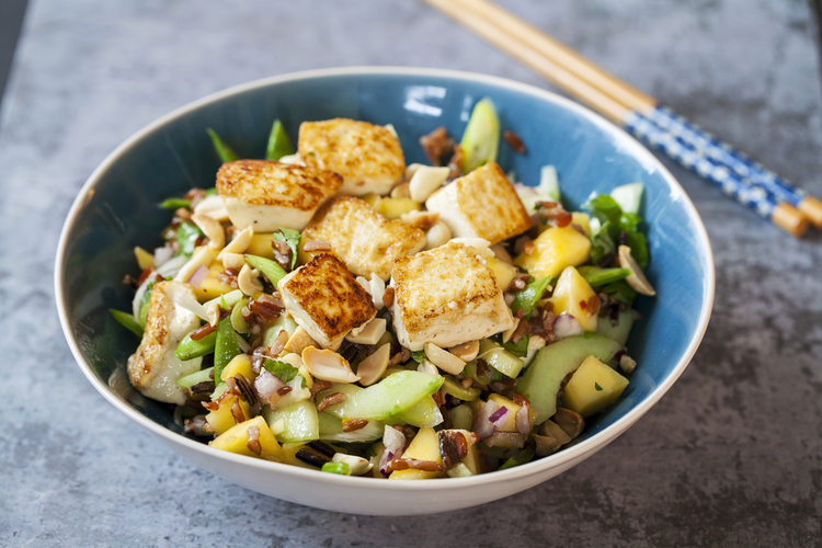 Tofu och sallad med brunt ris | Arono.se