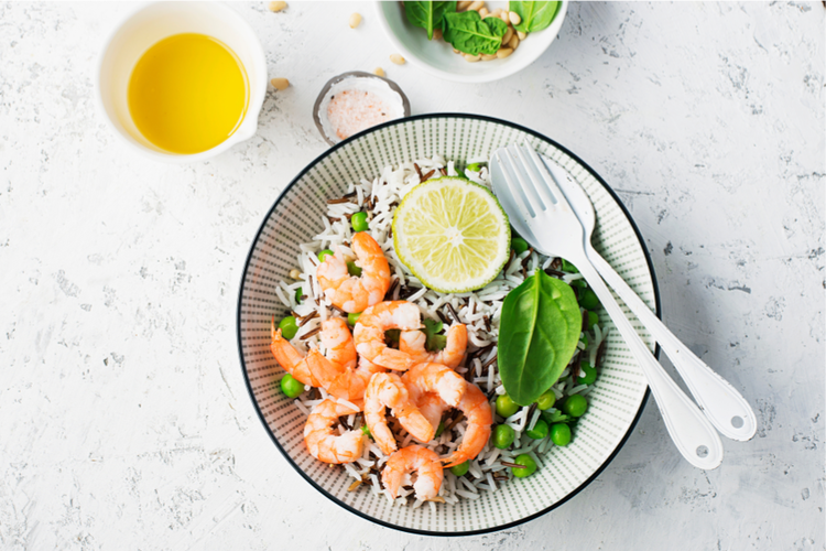 Reker, erter og brun ris salat | Arono.no