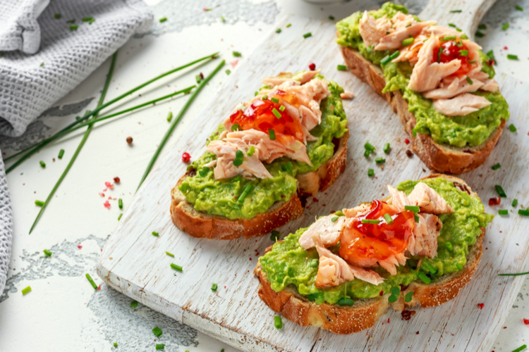 Pikante gerookte zalm op toast | Arono.nl