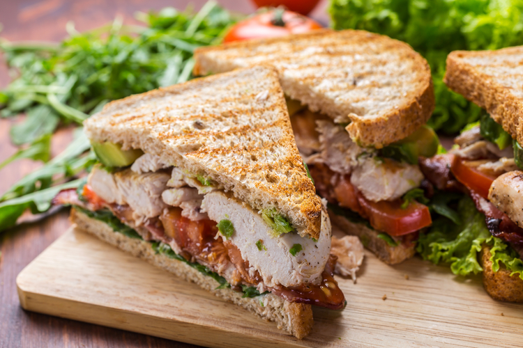 Kylling, kalkun og bacon sandwich | Arono.no