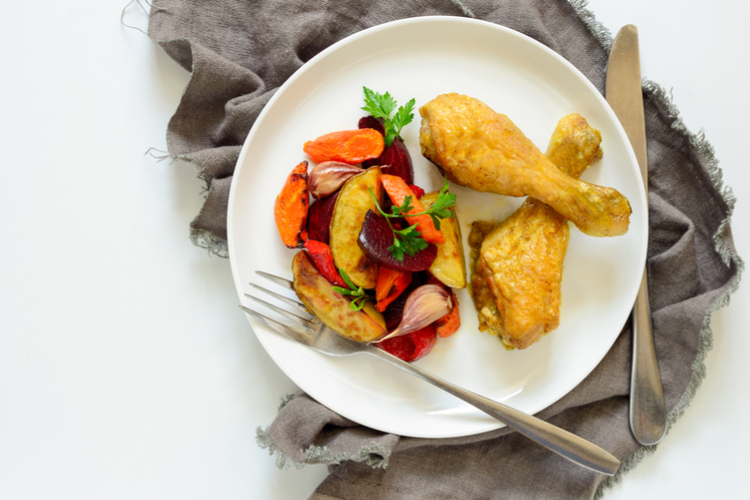 Stekt kylling og rotgrønnsaker | Arono.no