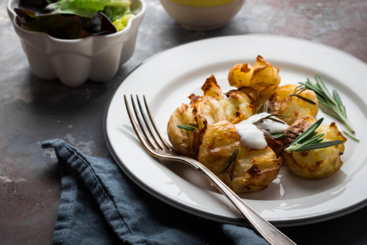 Bakte poteter med rosmarin | Arono.no