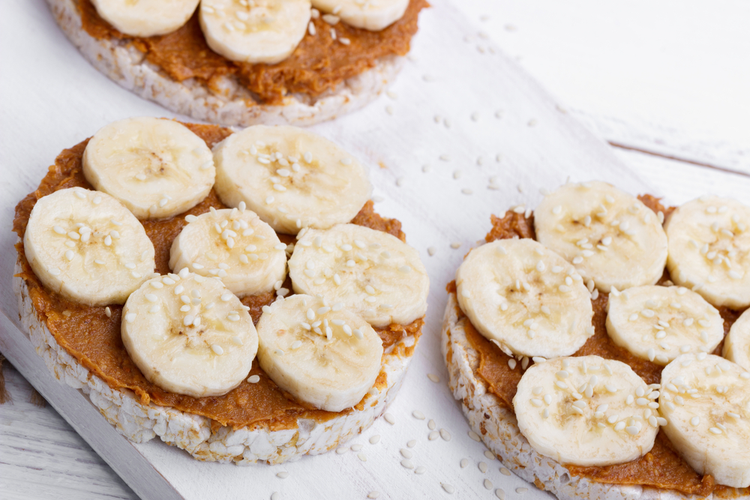 Ris kjeks med peanøttsmør og banan | Arono.no